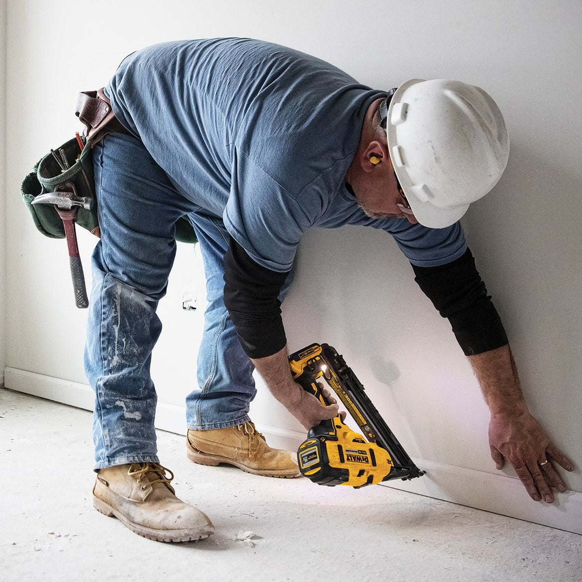 DeWALT DCN650B 20V MAX XR 15-Gauge Cordless Angled Finish Nailer - Bare ...