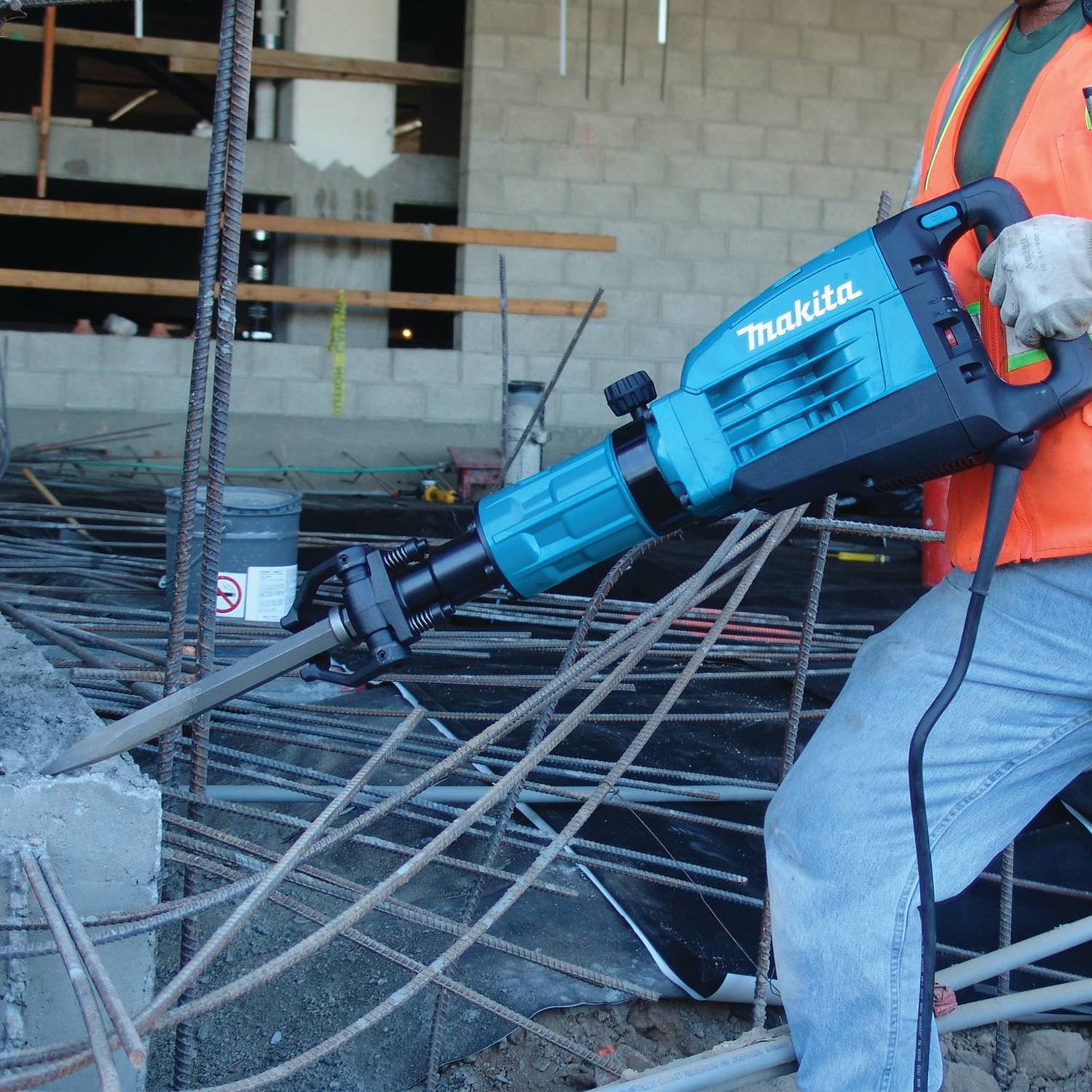 Makita HM1307CB 35-Pound 14.0 Amp Variable Speed Corded Demolition Hammer